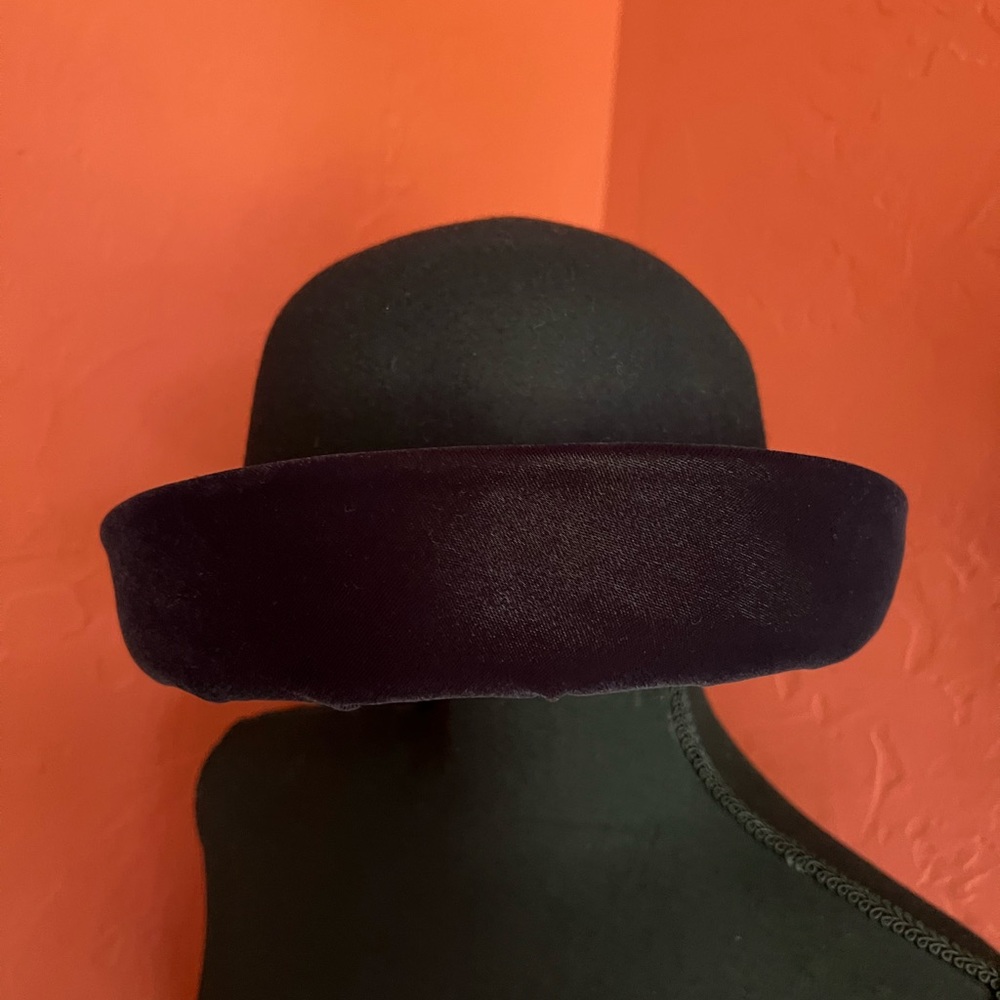 Velvet Hat In Navy Blue - Gem